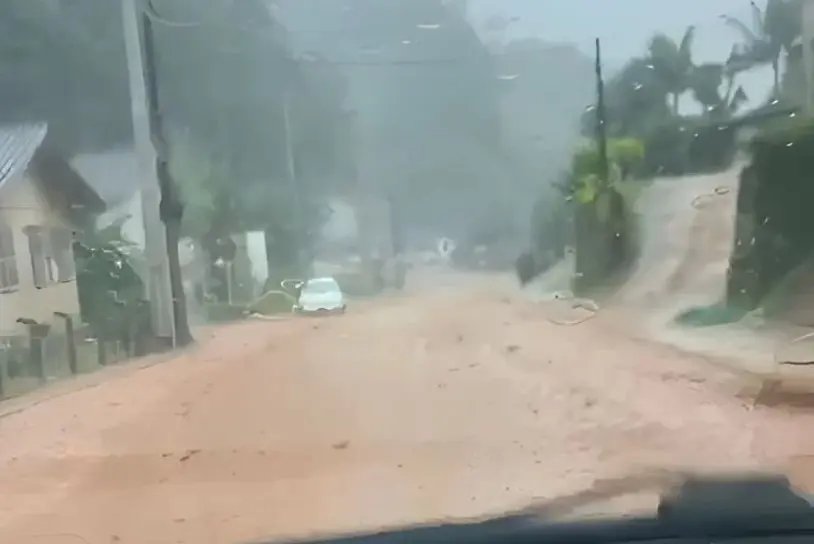 (VÍDEO) Tromba d’água causa enxurrada de barro no bairro Azambuja