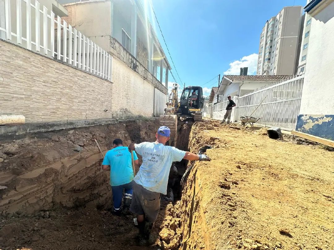 Obra de drenagem avança em rua do Santa Rita
