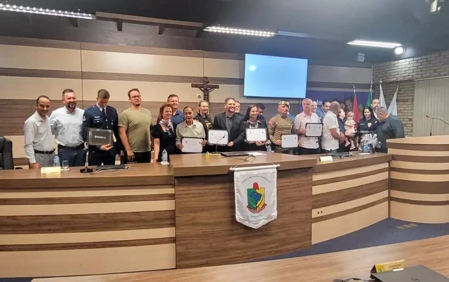 (VÍDEO) Sessão solene da Câmara faz entrega homenagens