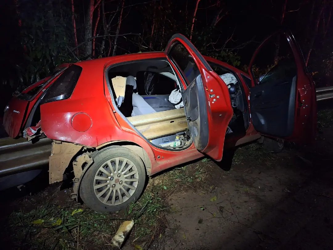 Motorista escapa ilesa após guard rail atravessar carro em grave acidente