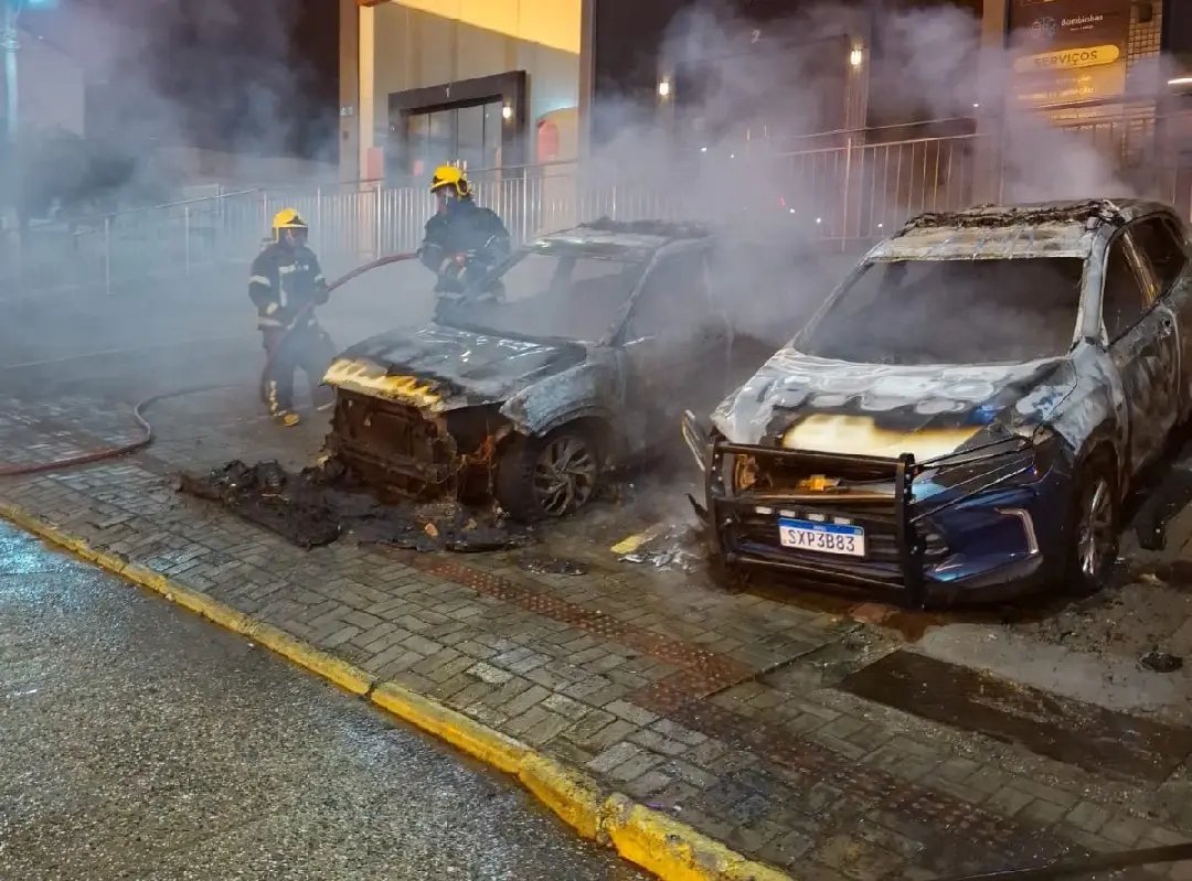 Incêndio destrói viatura da Guarda Municipal e danifica prédio público