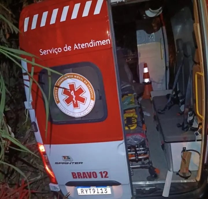 Homem rouba ambulância, agride socorristas e destrói viatura em acidente