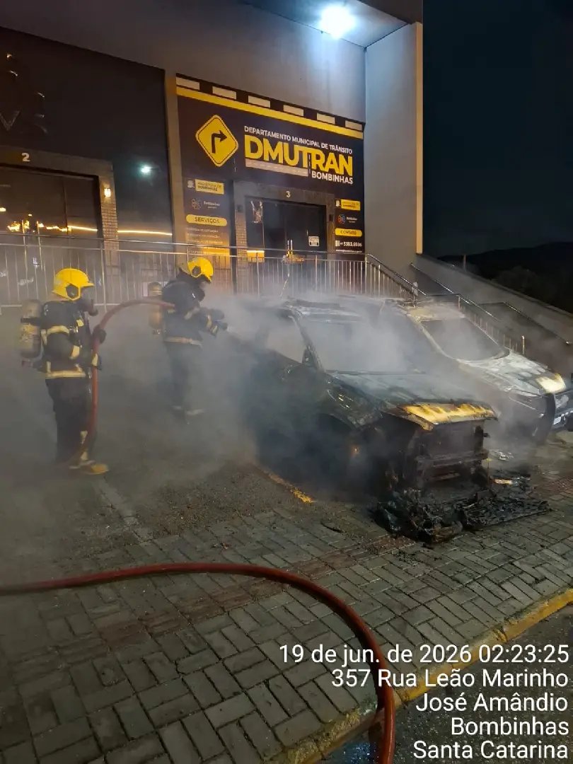 Incêndio destrói viatura da Guarda Municipal e danifica prédio público